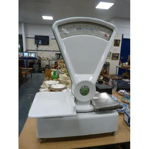 Set of Avery shop scales. | Barnebys